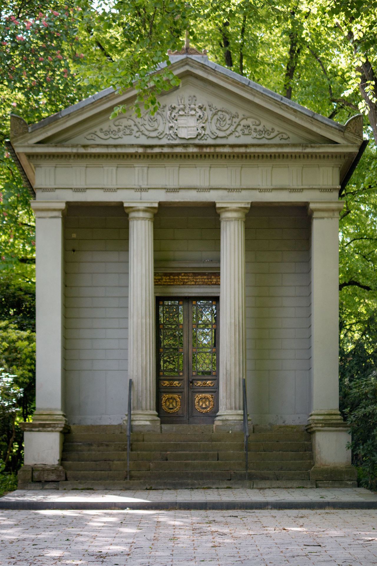 Friedhofsführung zu den Gedenkstätten der Möhnekatastrophe